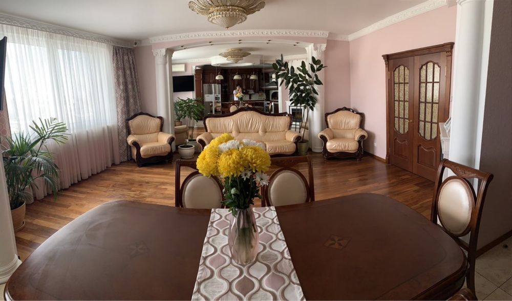 Простора 3-к. квартира з панорамним виглядом і ремонтом за вул. Раїси ...