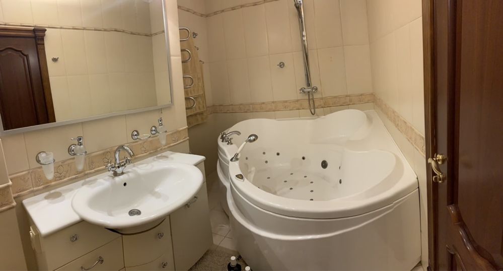 Простора 3-к. квартира з панорамним виглядом і ремонтом за вул. Раїси ...