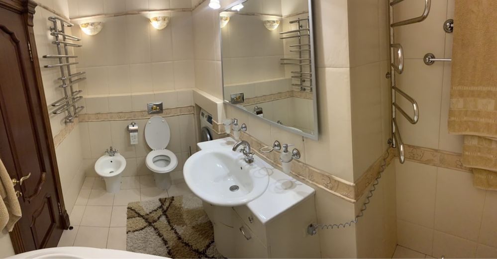 Простора 3-к. квартира з панорамним виглядом і ремонтом за вул. Раїси ...