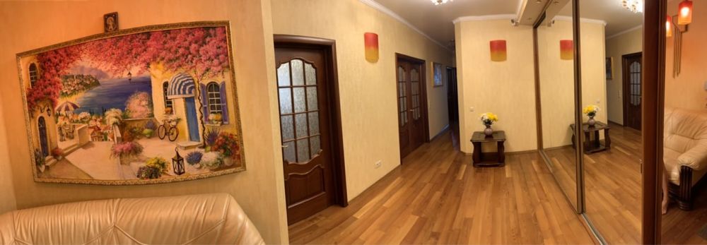 Простора 3-к. квартира з панорамним виглядом і ремонтом за вул. Раїси ...